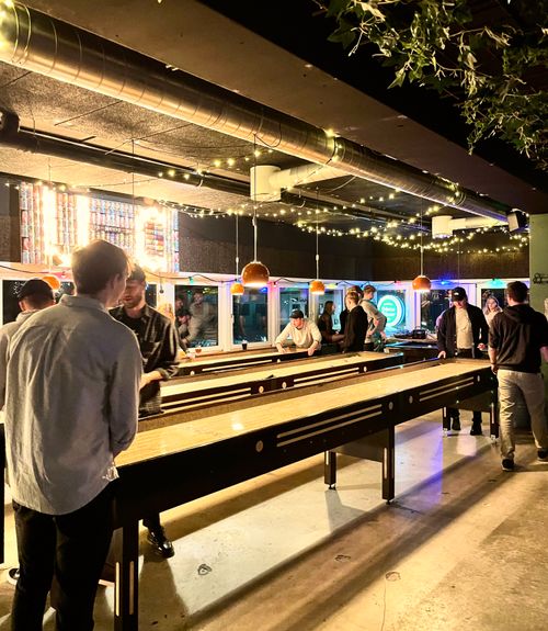 Urban inspireret shuffleboard bar med pies og øl eller cocktails